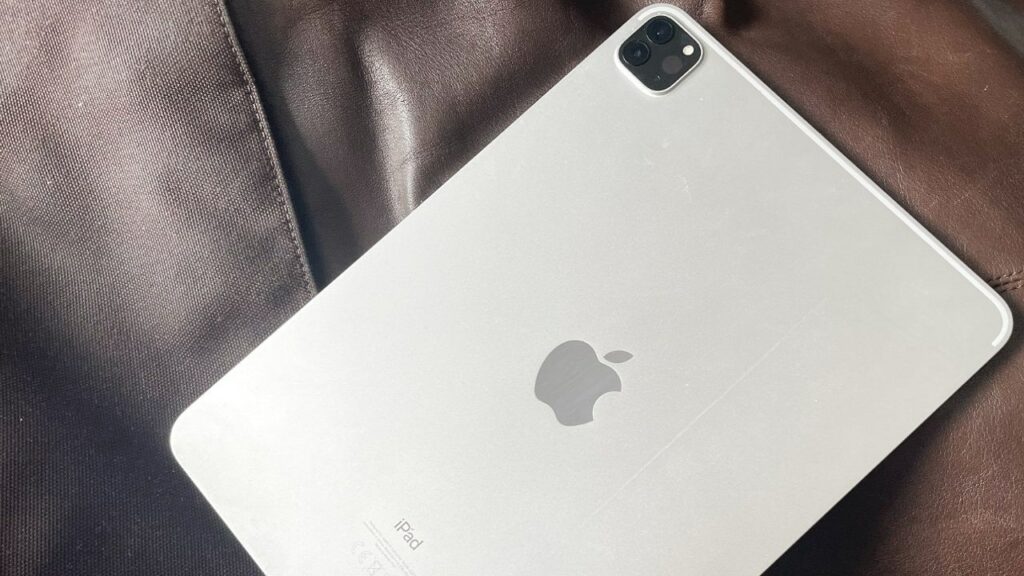 The iPad Pro camera and logo change orientation