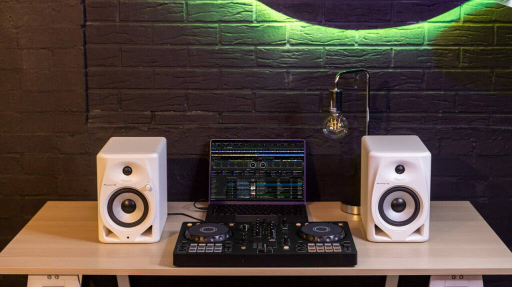 Discovering DDJ-FLX4: Pioneer's new DJ controller