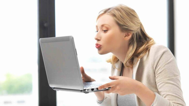 With this Chinese device it is possible to kiss from a distance