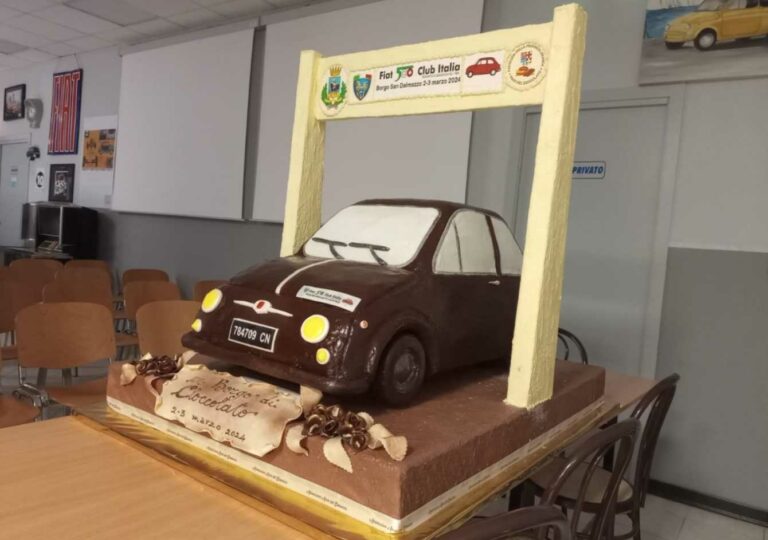 Chocolate Fiat 500: a delicious work that becomes reality